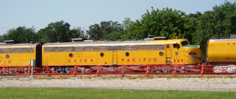 Union Pacific E9 Units on Heritage Train - Prototypes - Large Scale Central